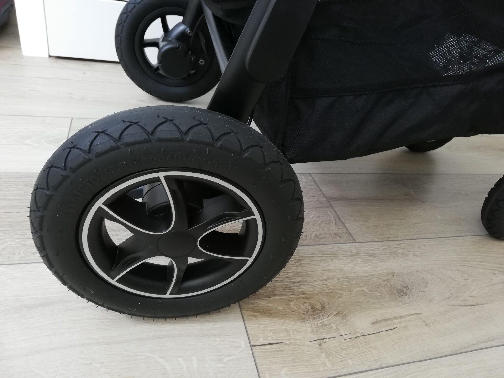 Poussette trio tout terrain : pourquoi j'ai choisi la Joie Versatrax